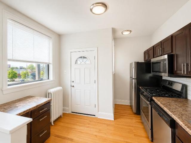 1 Br, 1 bath, Condo 2348 West Addison
