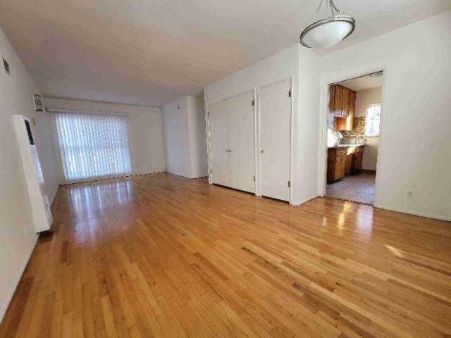 1 Br, 1 bath, Condo 2364 Walgrove Ave