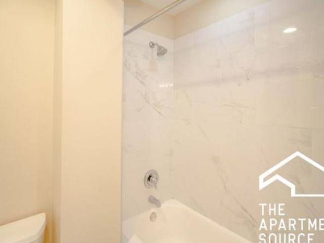 1 Br, 1 bath, Condo 2445 N Clybourn Ave