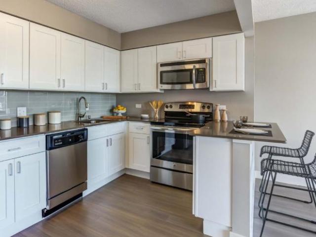 1 Br, 1 bath, Condo 2563 N Clark
