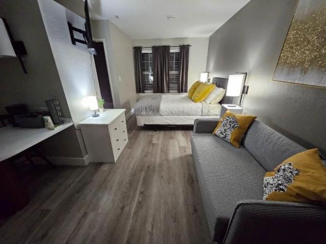 1 Br, 1 bath, Condo 2700 Gracy Farms Ln