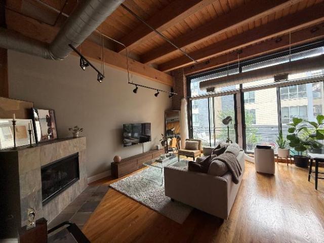 1 Br, 1 bath, Condo 2735 W Armitage Ave
