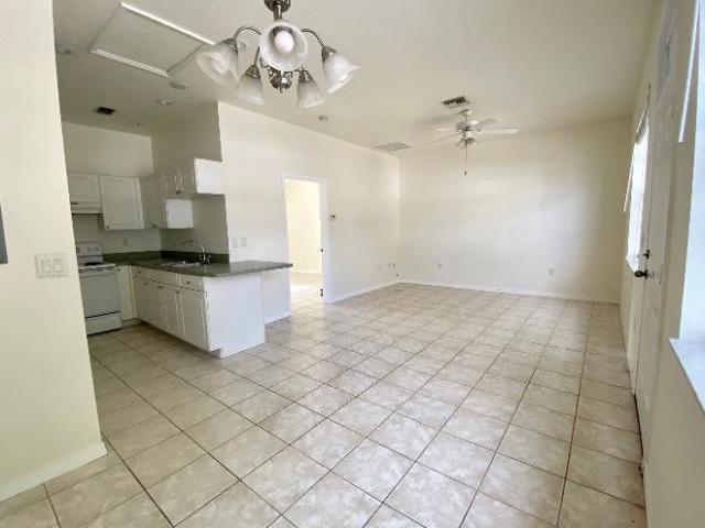 1 Br, 1 bath, Condo 2800 Sr 17 N
