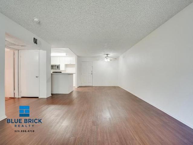 1 Br, 1 bath, Condo 2850 Riverside Dr