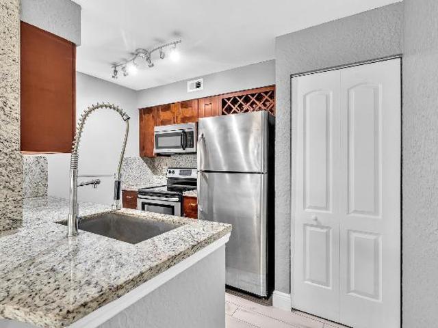 1 Br, 1 bath, Condo 2851 N Oakland Forest Dr