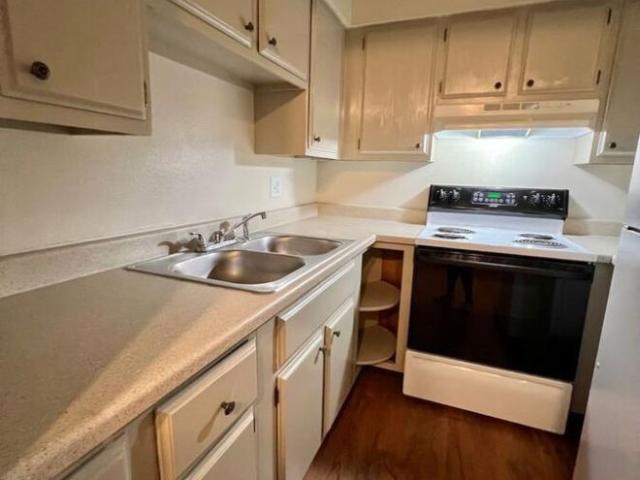 1 Br, 1 bath, Condo 3022 3024 W Bijou Street