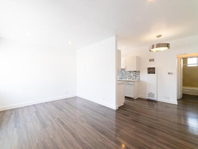 1 Br, 1 bath, Condo 319 N Heliotrope Dr