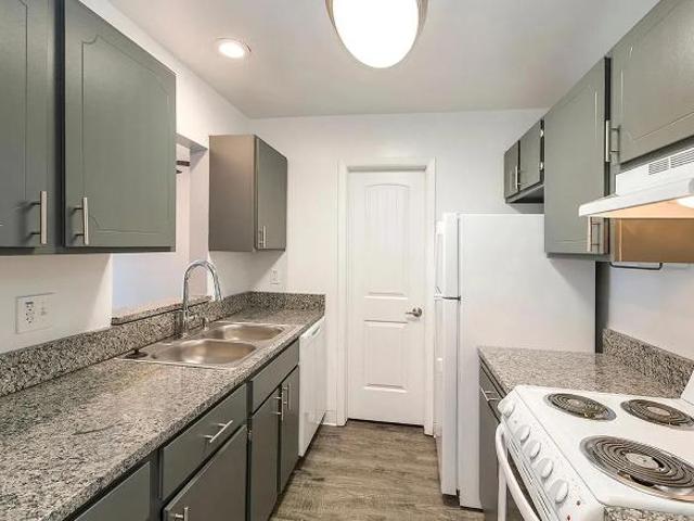 1 Br, 1 bath, Condo 3211 E Fountain Blvd