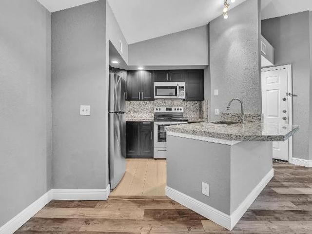 1 Br, 1 bath, Condo 3300 Pinewalk Dr N