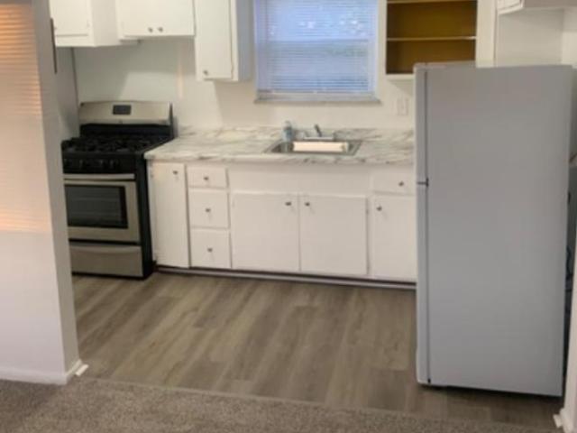 1 Br, 1 bath, Condo 33170 Aurora Road