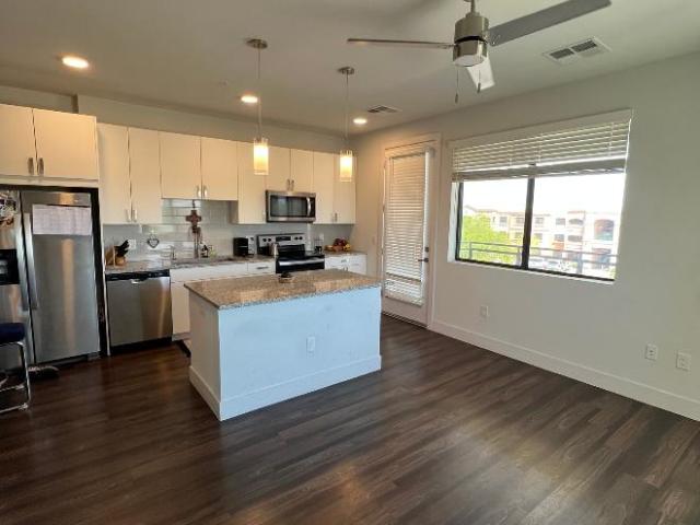 1 Br, 1 bath, Condo 333 E Commonwealth Ave