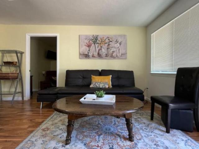 1 Br, 1 bath, Condo 3345 Lakeshore