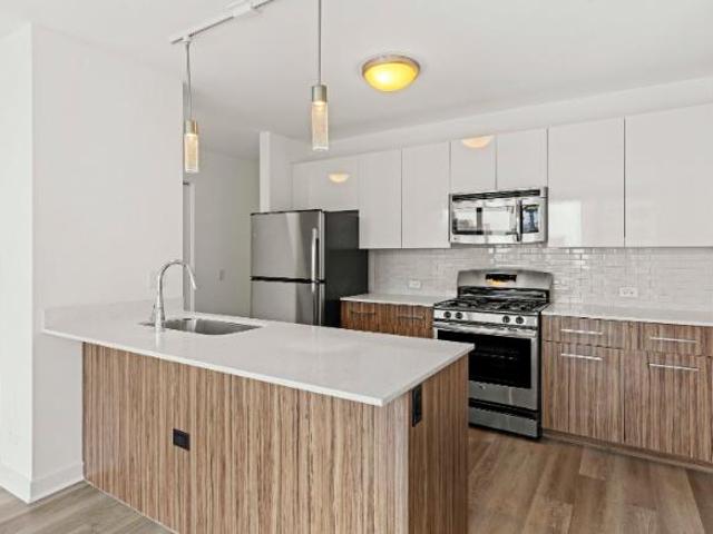 1 Br, 1 bath, Condo 350 N Orleans St
