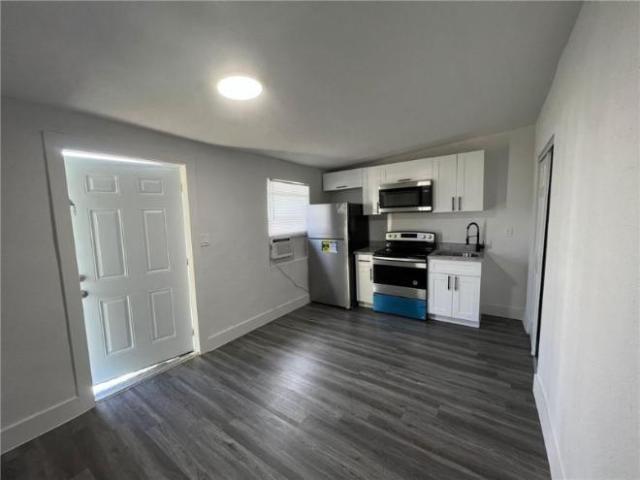 1 Br, 1 bath, Condo 3904 Sw 13 Ct
