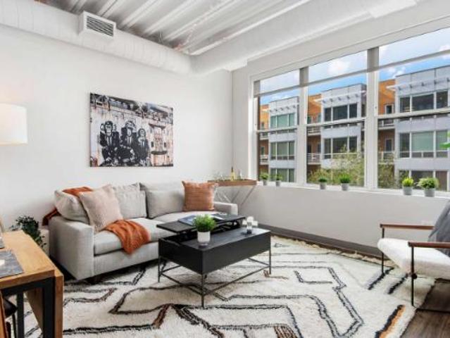 1 Br, 1 bath, Condo 3925 N Sheridan Rd
