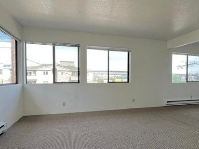 1 Br, 1 bath, Condo 3933 1st Ave NE