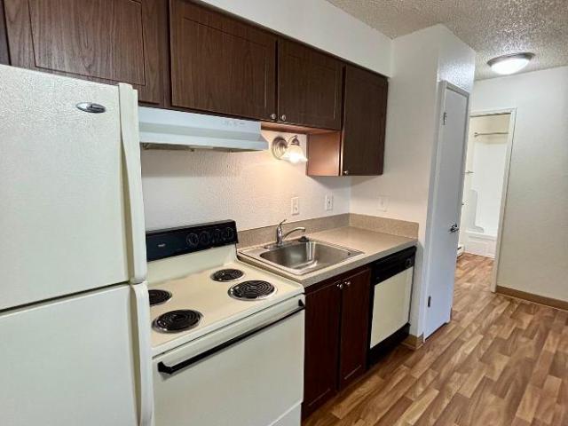 1 Br, 1 bath, Condo 3950 SW 102nd Ave