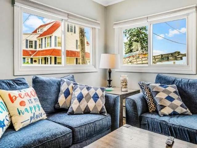 1 Br, 1 bath, Condo 3 Bay Ave