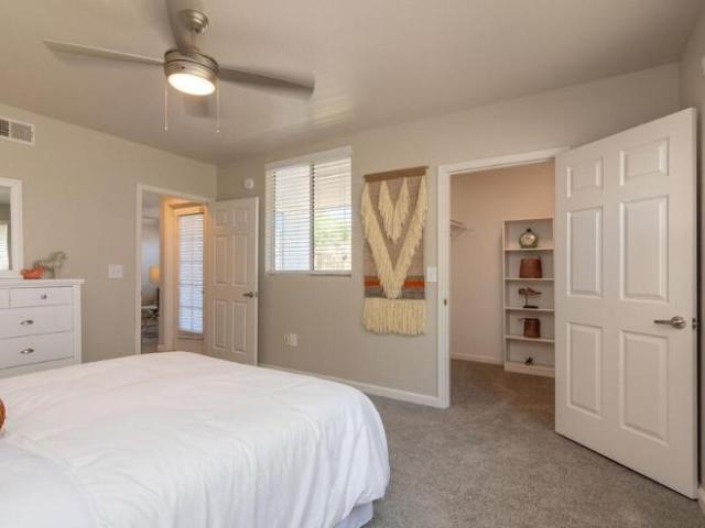 1 Br, 1 bath, Mid rise 6601 Tennyson St NE