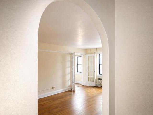 1 Br, 1 bath, Apartment 4720 Centre Avenue