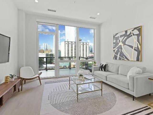 1 Br, 1 bath, Apartment 812 W Adams St