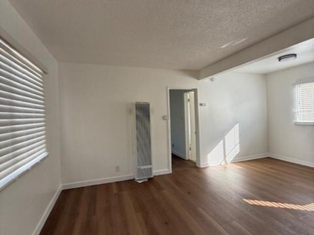1 Br, 1 bath, Apartment 8317 S Western Ave