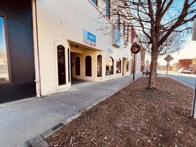 1 Br, 1 bath, Other 915 Main St