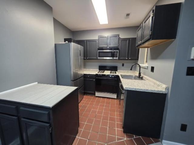1 Br, 1 bath, Apartment 17 East Centre Street