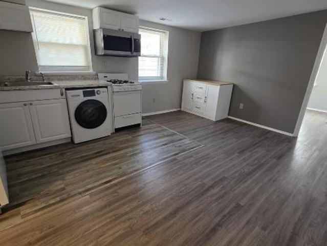 1 Br, 1 bath, Apartment 17 East Centre Street