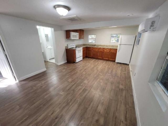 1 Br, 1 bath, Apartment 210 Sw 7 St