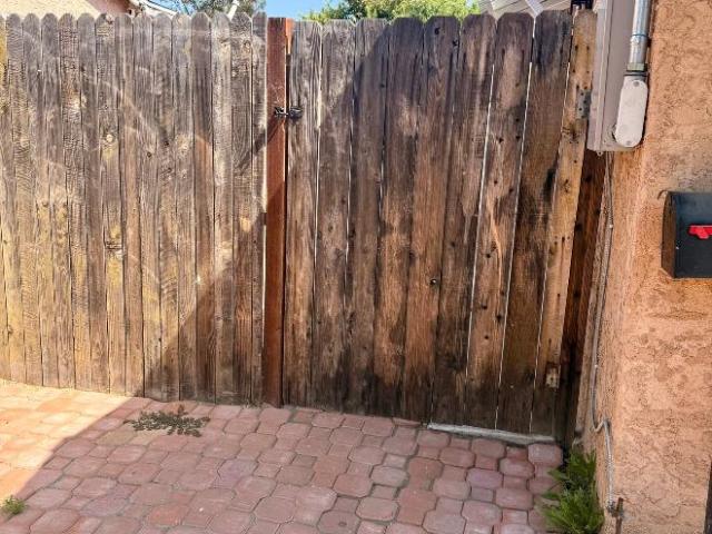 1 Br, 1 bath, Single Family 14643 Chatsworth St