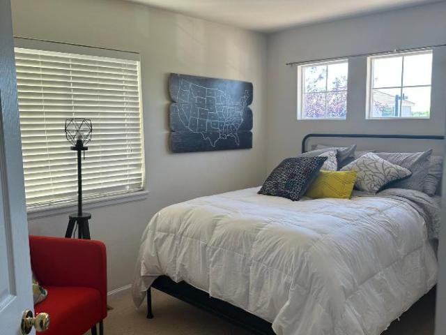 1 Br, 1 bath, Single Family 16121 E Hinsdale Ln