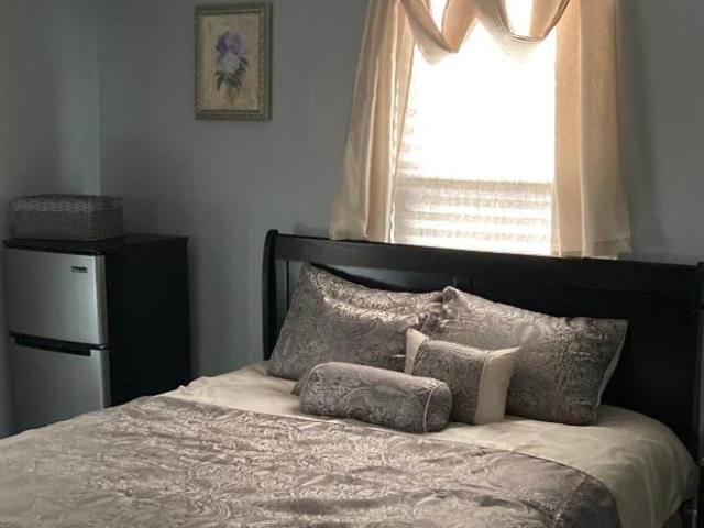 1 Br, 1 bath, Single Family 3825 Milford Ave