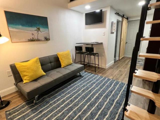 1 Br, 1 bath, Single Family 3027 W Cordelia St