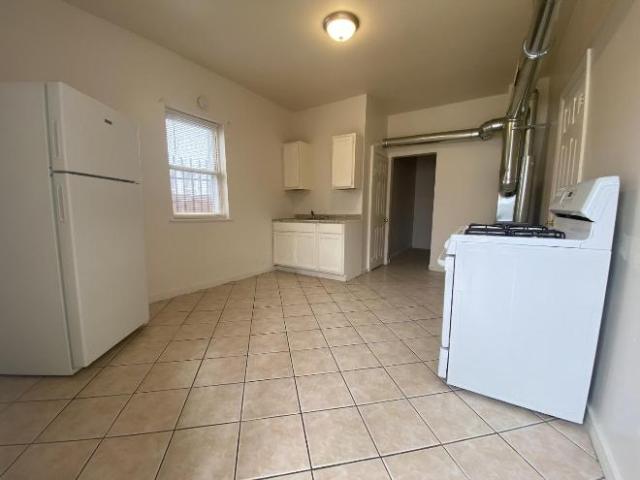 1 Br, 1 bath, Single Family 4841 South Loomis Boulevard