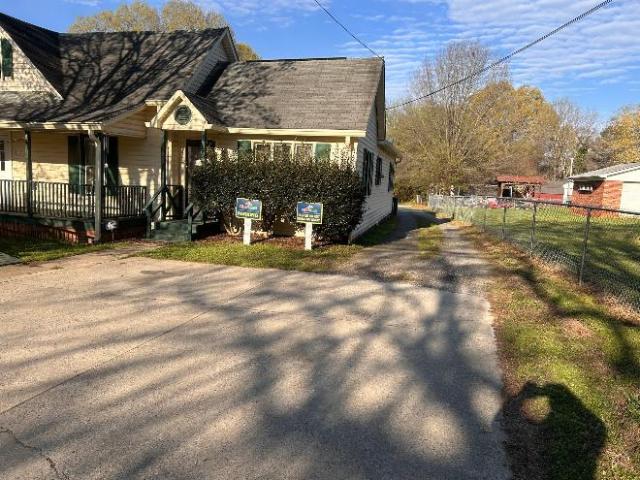 1 Br, 1 bath, Single Family 547 N Oakland Ave