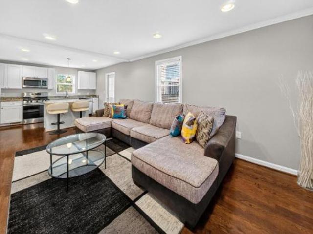 1 Br, 1 bath, Single Family 5211 Jay St NE
