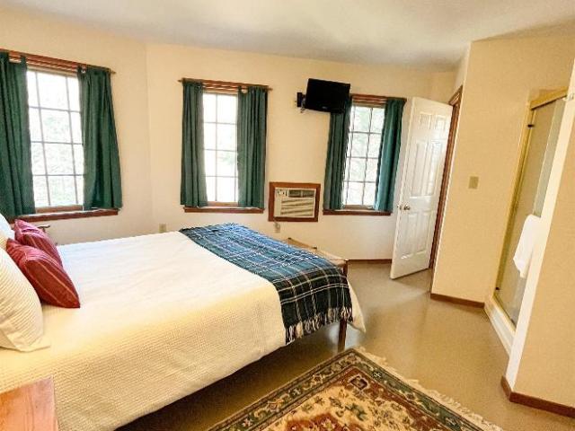 1 Br, 1 bath, Single Family 651 River Road