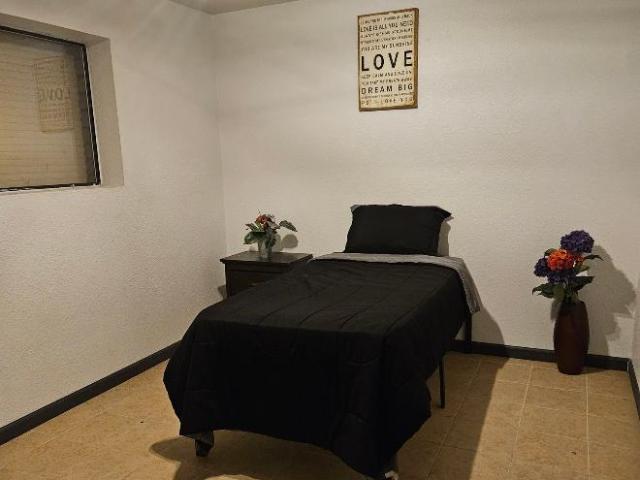 1 Br, 1 bath, Single Family 7320 W Reade Ave