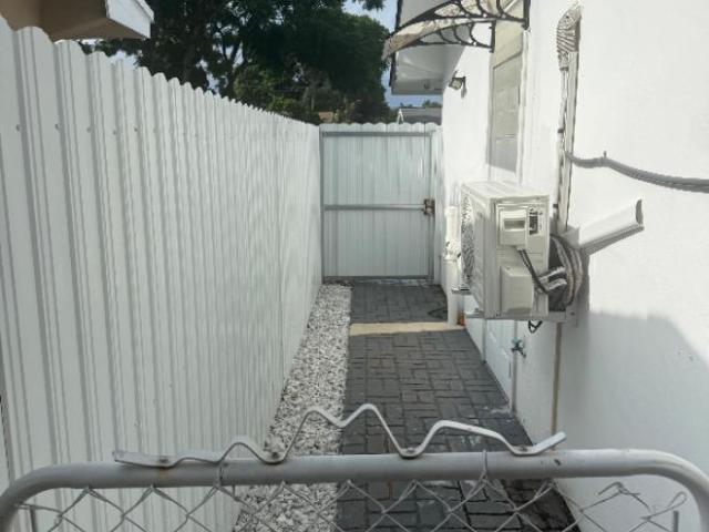 1 Br, 1 bath, Single Family 8220 NW 16st Pembroke Pined