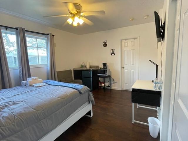 1 BR, 1 BA Apartment Hollywood Blvd, Unit A, Hollywood, FL 33023