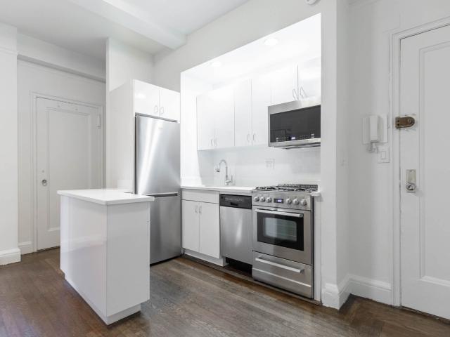 1 BR, 1 BA Apartment 140 E 46th St, new york, NY 10027