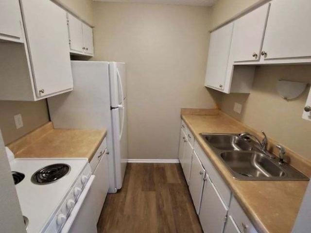 1 BR, 1 BA Apartment 1426 1st Ave. E Newton, IA 50208