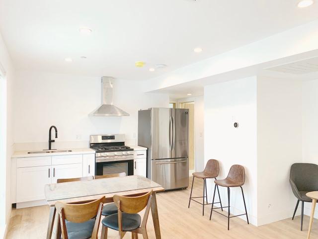 1 BR, 1 BA Apartment 1436 West 36th Place Unit B B1 Private Bathroom, Los Angeles, CA 90018