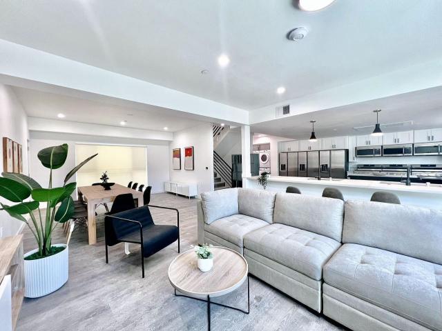 1 BR, 1 BA Apartment 1439 West 37th Drive Unit 1441 W 37th Dr 301 Private Bathroom, Los Angeles, CA 90018