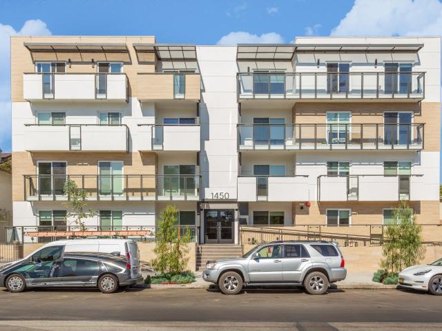 1 BR, 1 BA Apartment 1450 South Barrington Avenue Unit 301 1 Private Bathroom, Los Angeles, CA 90025