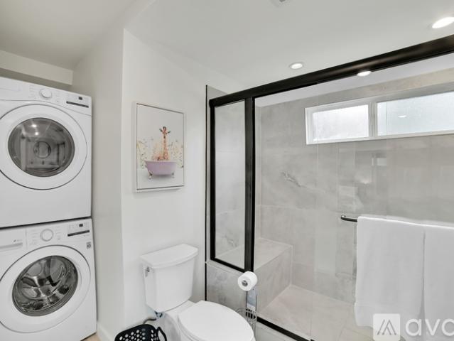 1 BR, 1 BA Apartment 14539 Weddington St, Unit 1/3, Los Angeles, CA 91411