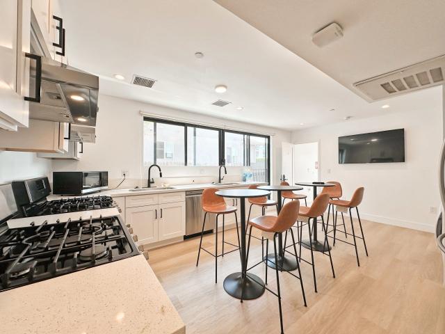 1 BR, 1 BA Apartment 1471 West 37th Street Unit 1471 W 37th St 202 Private Bathroom, Los Angeles, CA 90018