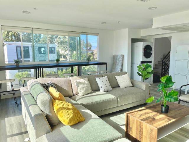 1 BR, 1 BA Apartment 1476 West 35th Street Unit 1482 W 35th St 202 Private Bathroom, Los Angeles, CA 90018