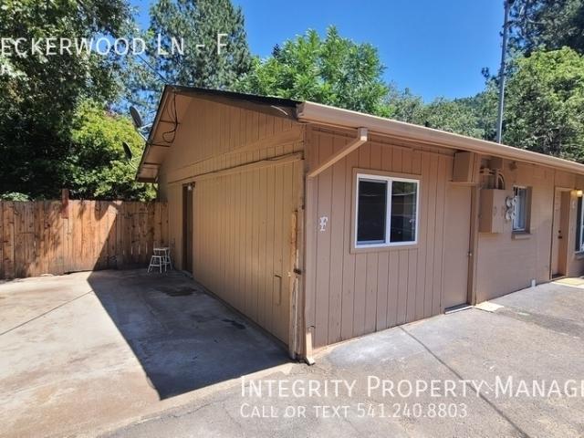 1 BR, 1 BA Apartment 157 Peckerwood Ln, Grants Pass, OR 97527